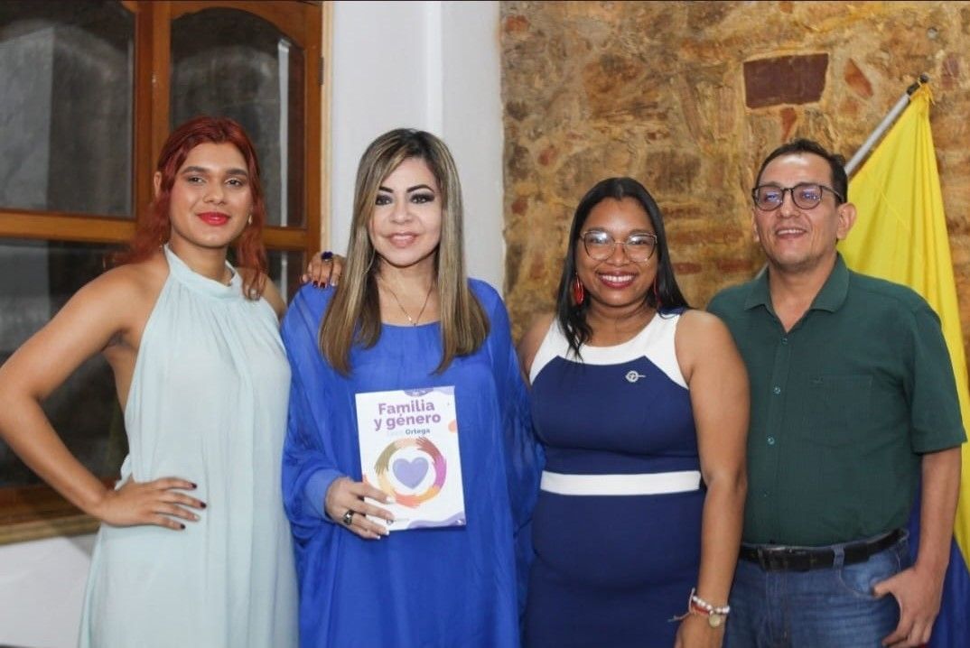 Doris Ortega presentó su libro Familia y Género