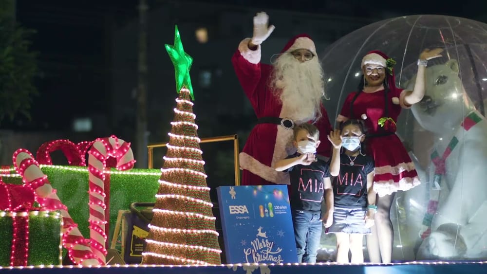 Carcasí se vistió de rojo y verde para recibir la Navidad